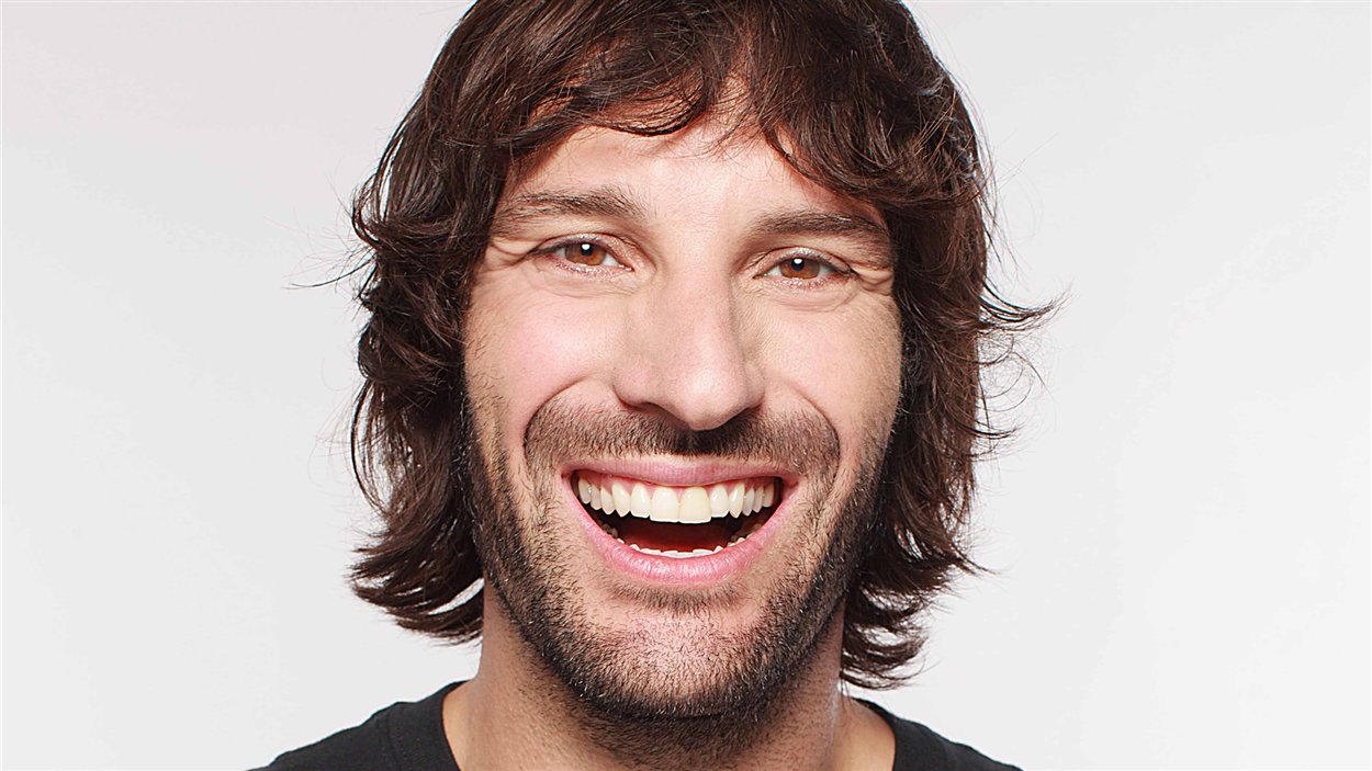 L'humoriste de la relève Mathieu Cyr sera animateur à l'automne | ICI ...