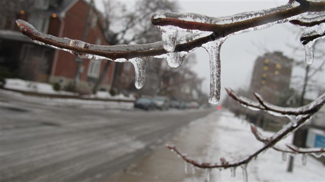 Verglas : comment rester en sécurité | Verglas à Toronto, un an après ...