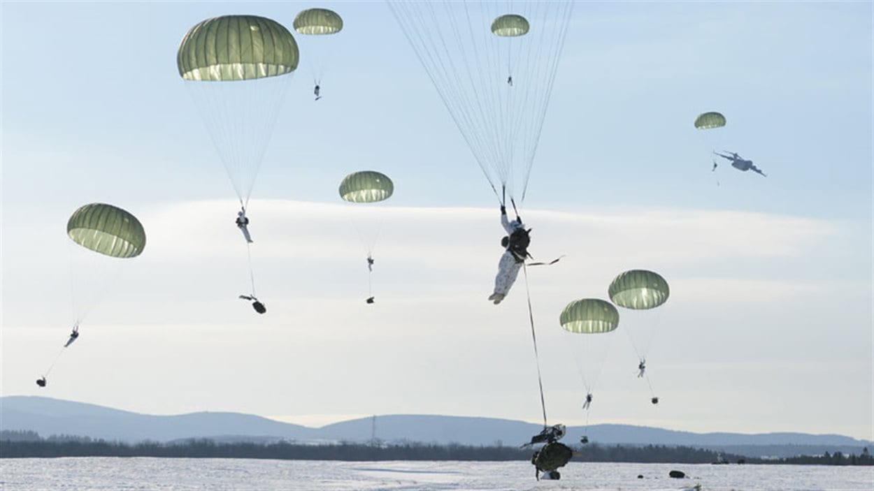 Alberta : un saut en parachute pour commémorer le débarquement | ICI ...