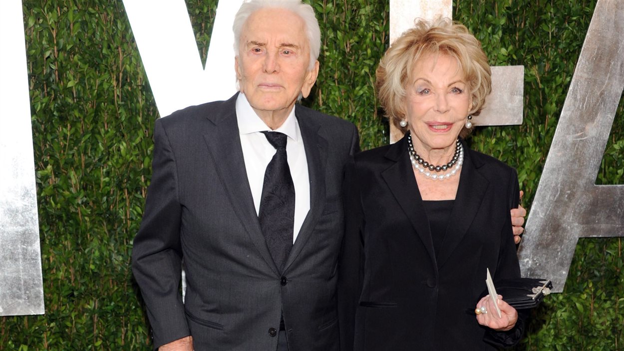 Kirk Douglas et sa femme célèbrent leur soixantième anniversaire de mariage | ICI.Radio-Canada.ca