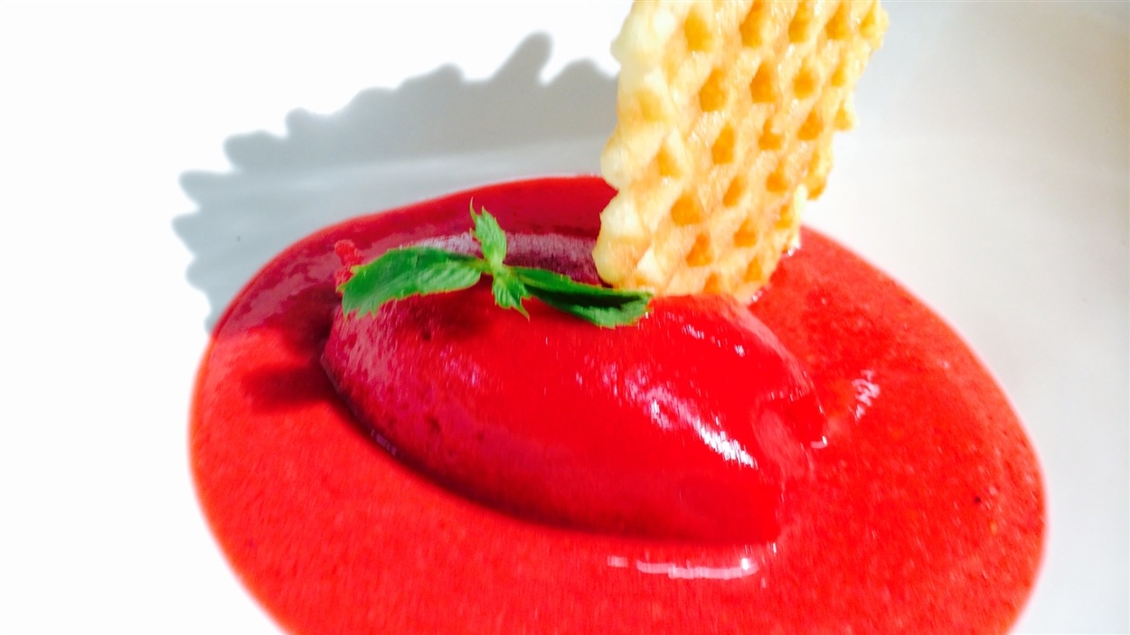 Nage de fruits rouges au tilleul et à l’huile d’olive et sorbet au ...
