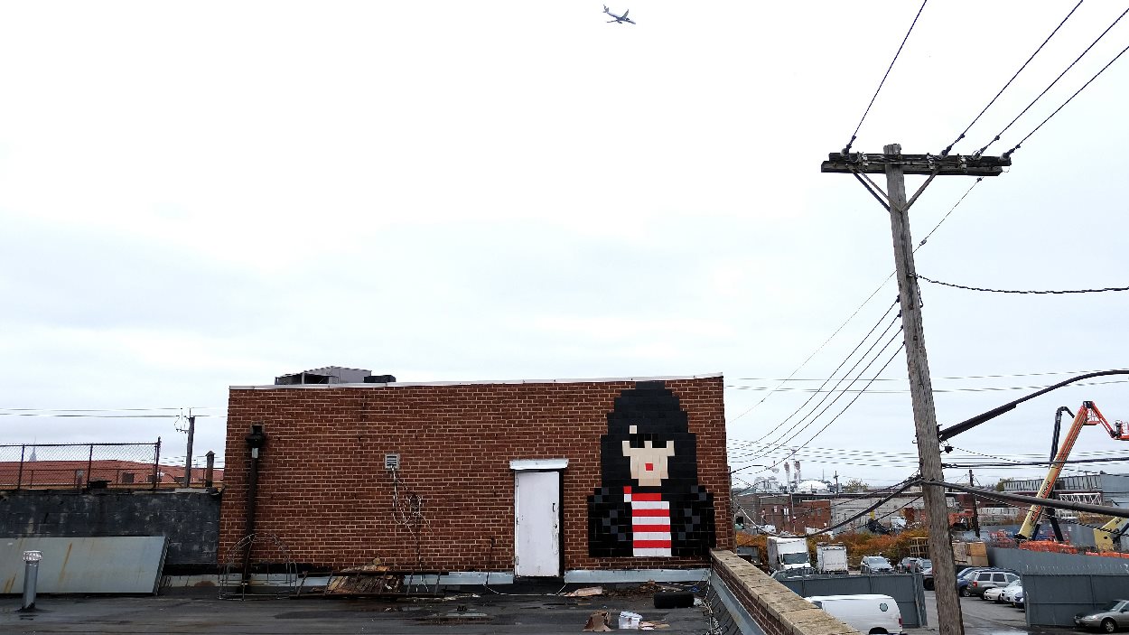 Les mosaïques de l’artiste français Invader apparaissent sur les murs ...