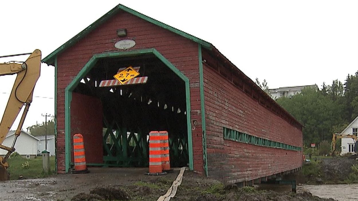 Le pont couvert de Grande-Vallée sera déplacé jeudi | ICI.Radio-Canada.ca