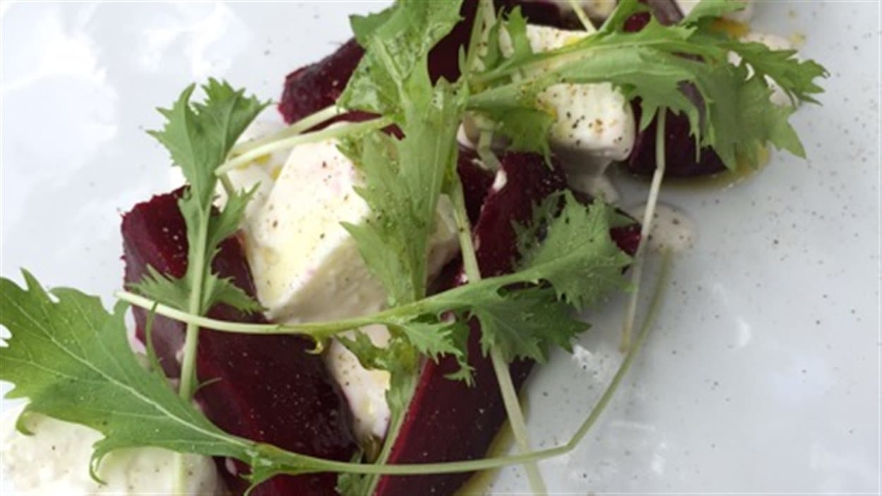 Betteraves cuites en croûte de sel, crème sure au feta | Par ici l'été ...