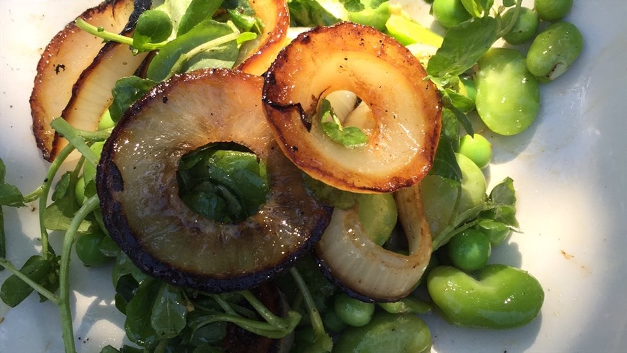 Oignons brûlés au barbecue, pois verts et gourganes en salade | Par ici ...