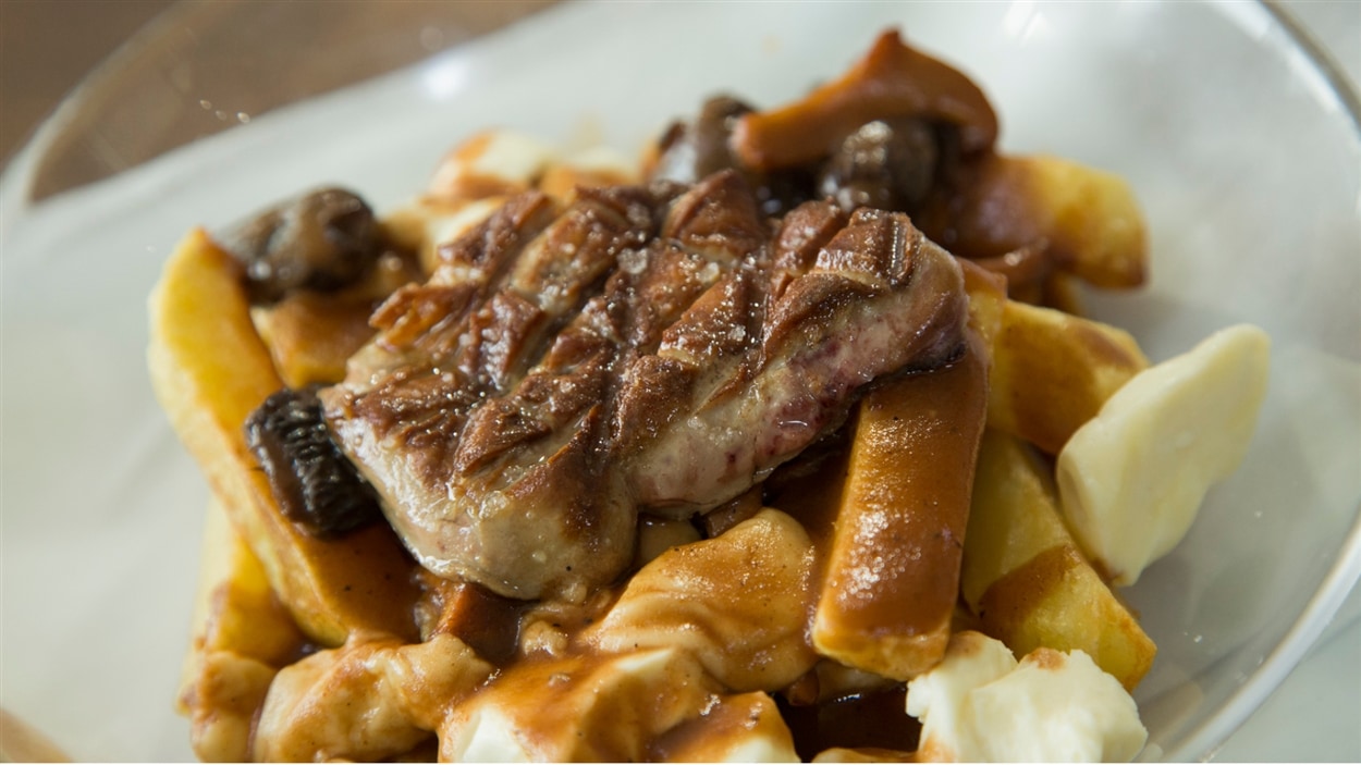 Poutine sauce piquante fumée, avec foie gras grillé | Le combat des ...