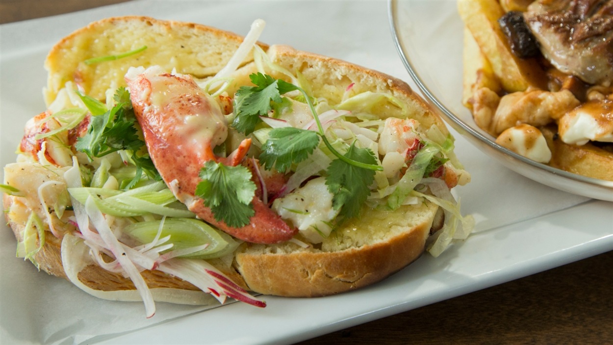 Guédille au homard grillé, hémérocalle, radis et laitue Boston | Le ...