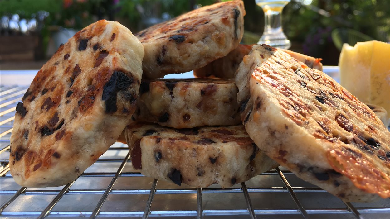 Sablés au fromage São Jorge, au chorizo et aux olives | Par ici l'été ...
