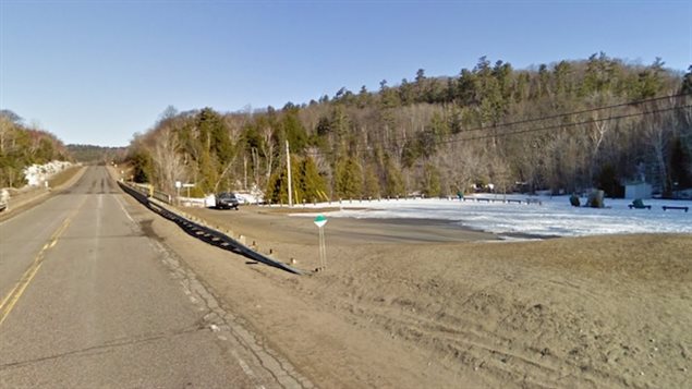La plaque qui marque le milieu de la route Transcanadienne retrouvée ...