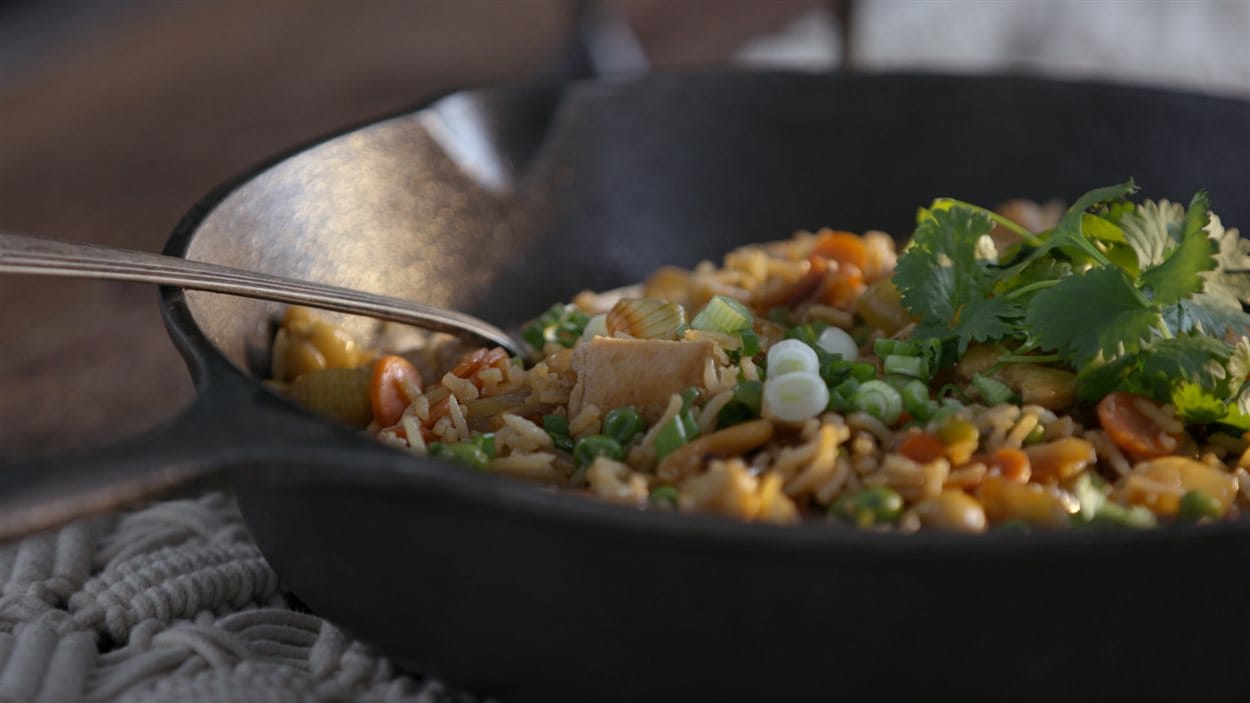 Riz frit de base | Trois fois par jour | ICI Tou.tv (Véro.tv)